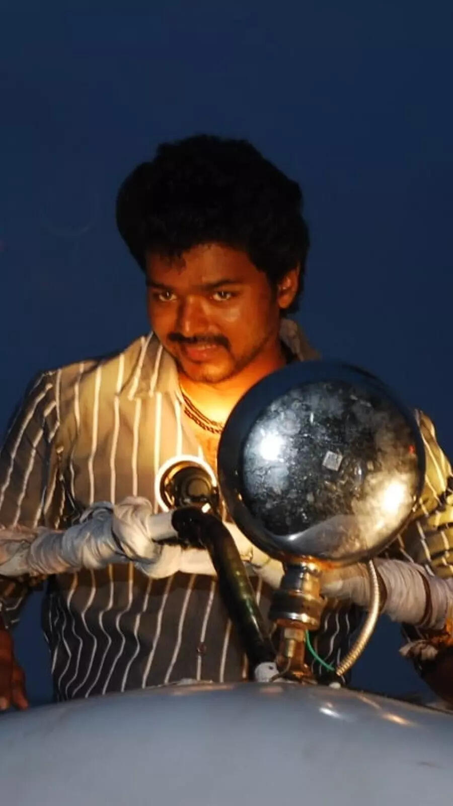 Vijay celebrates his birthday on the sets of 'Varisu'; a super cool ...