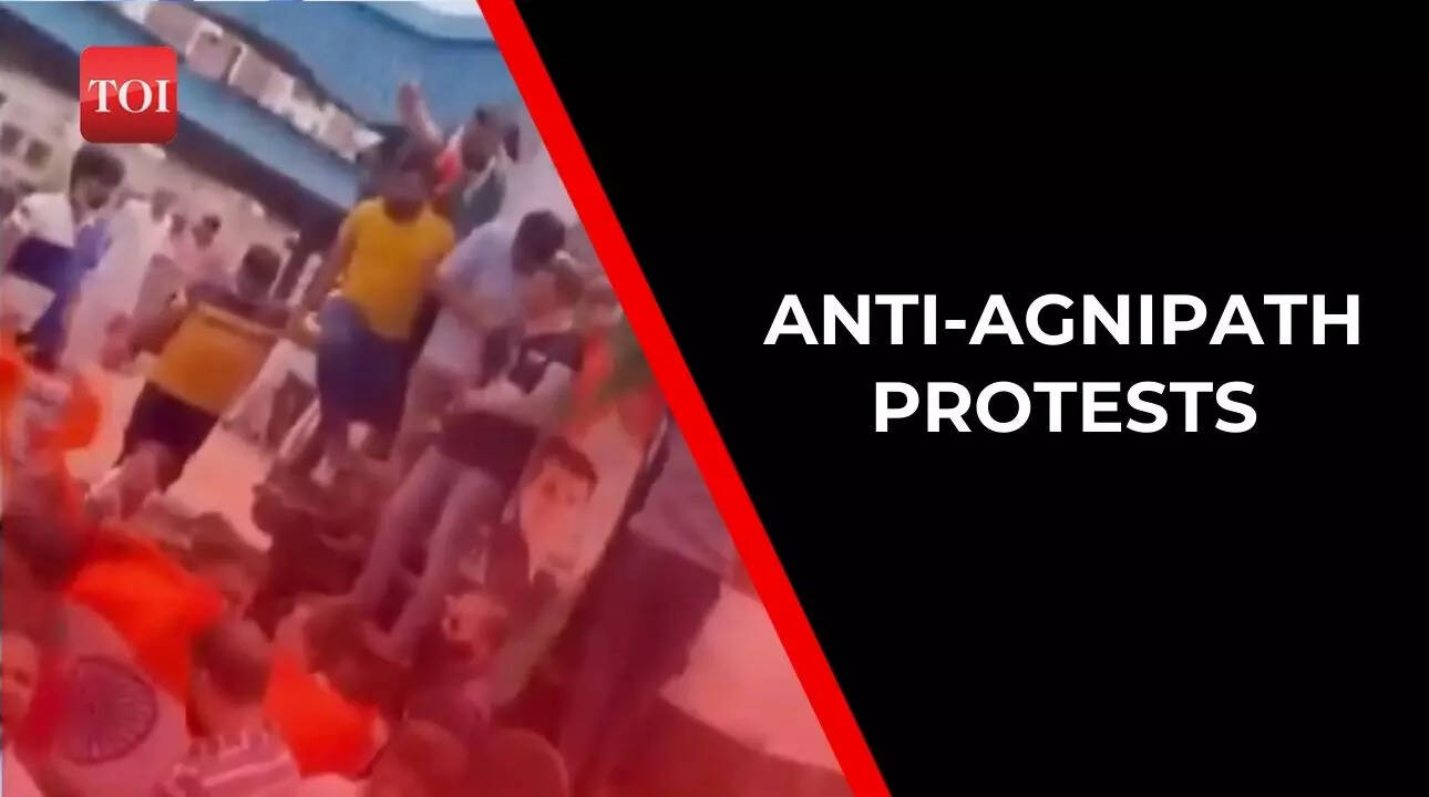 Anti-Agnipath protests: Congress workers stopped a train, many detained