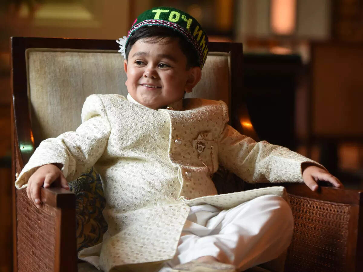 Abdu Rozik sings his favourite Hindi classic, Papa Kehte