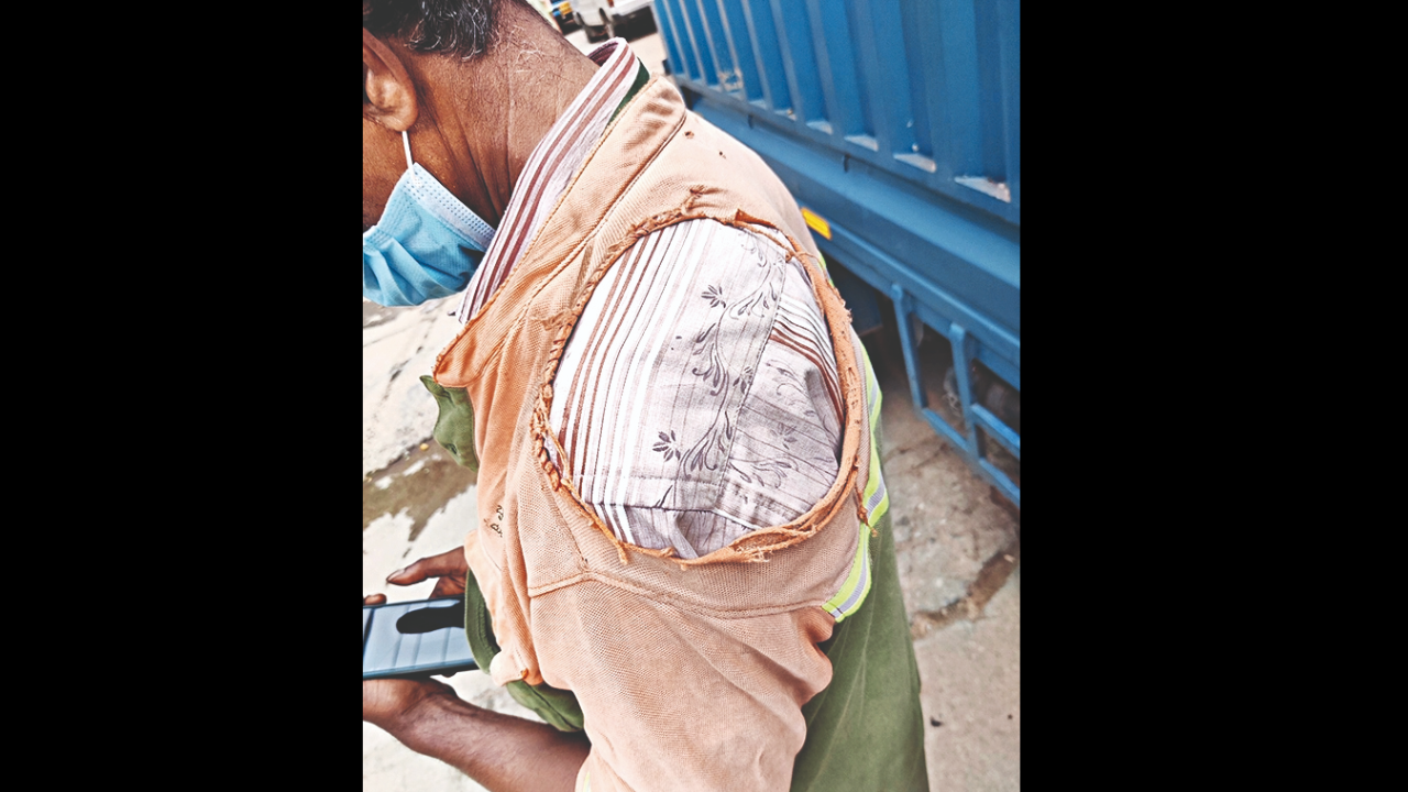 Bengaluru: Pourakarmikas forced to wear torn uniforms