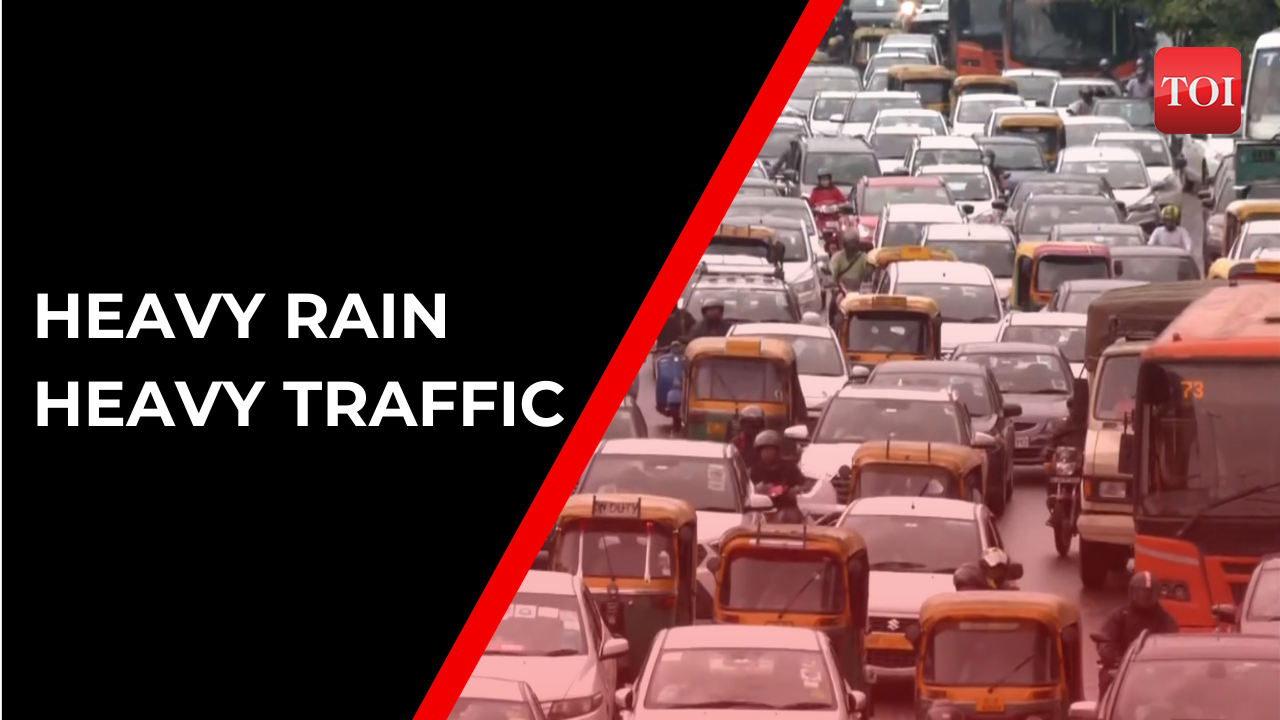 Heavy rain cases traffic jam in Delhi