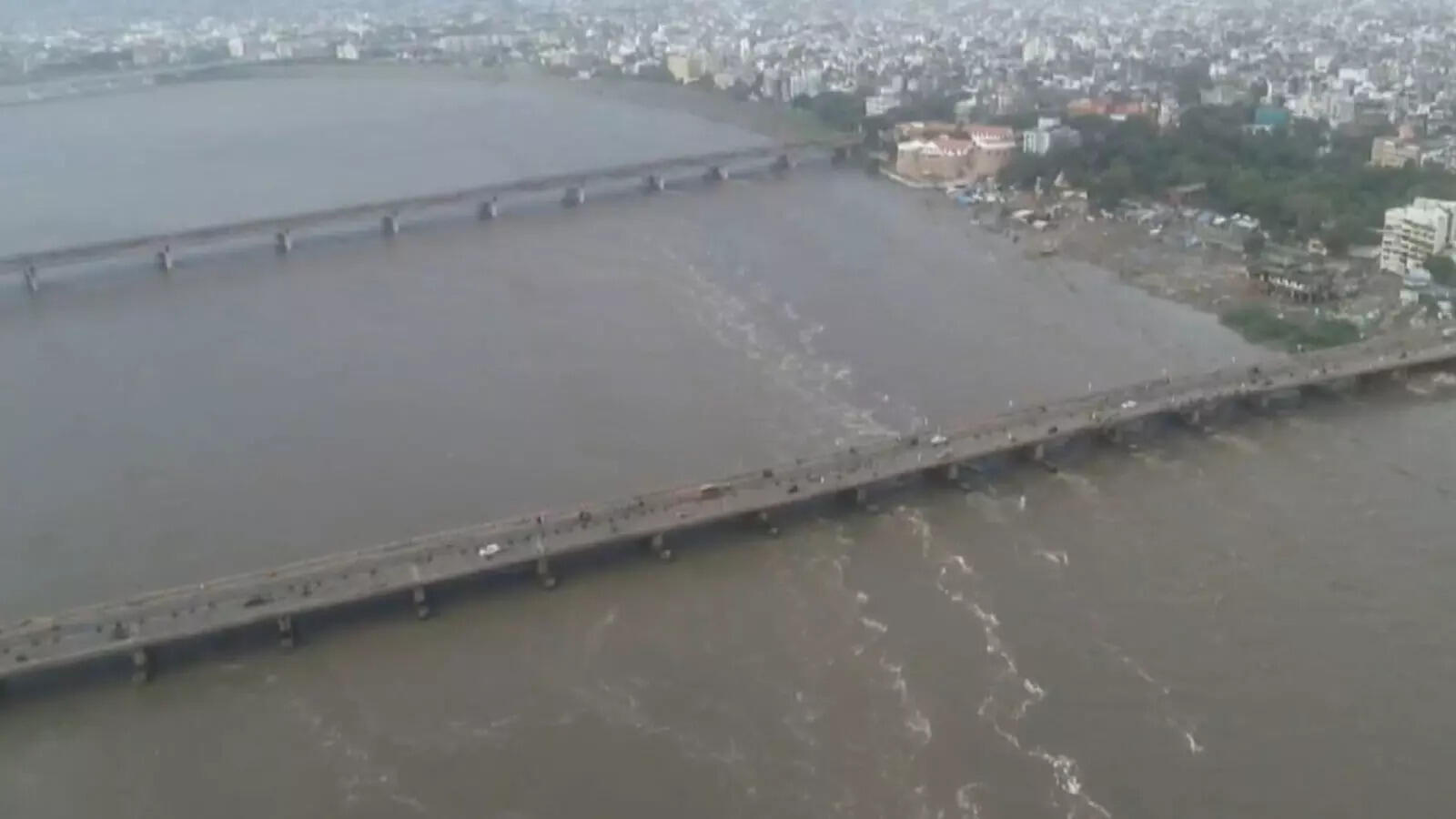 Gujarat Rains: Tapi River overflows after 2 lakh cusecs of water ...