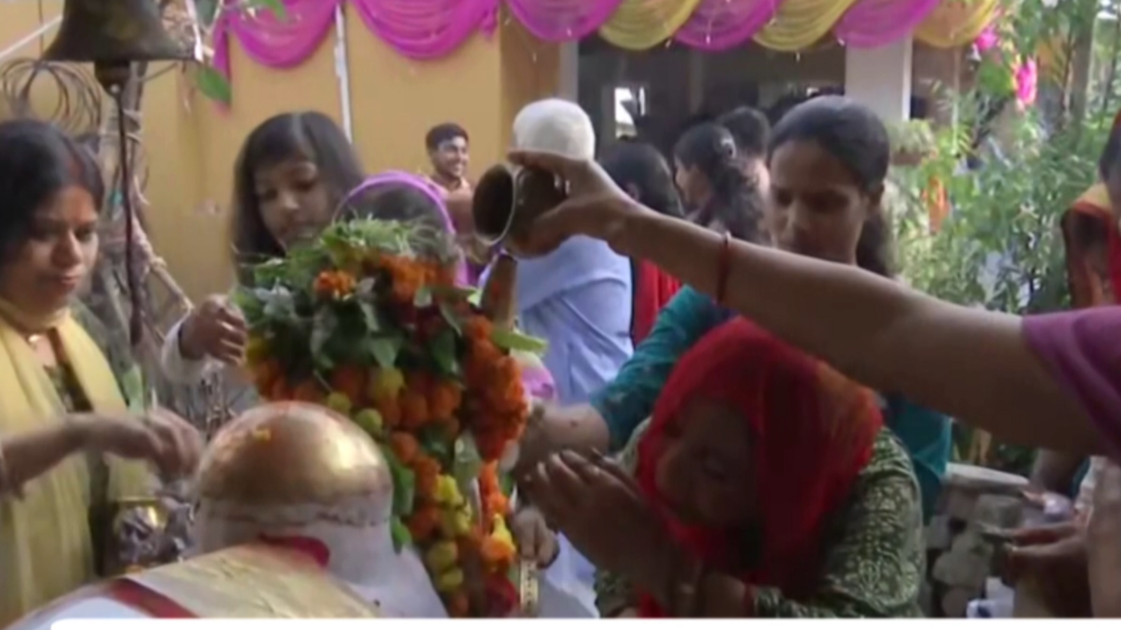 Patna: Devotees offer prayers at Shiv Temple on last Monday of ‘Sawan’
