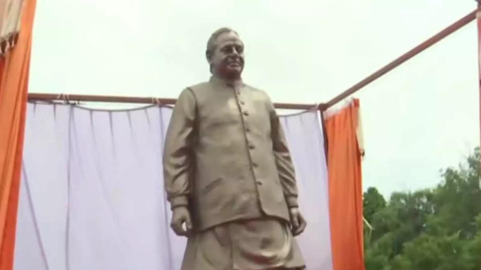 UP CM Yogi Adityanath unveils statue of Kalyan Singh on his first death ...