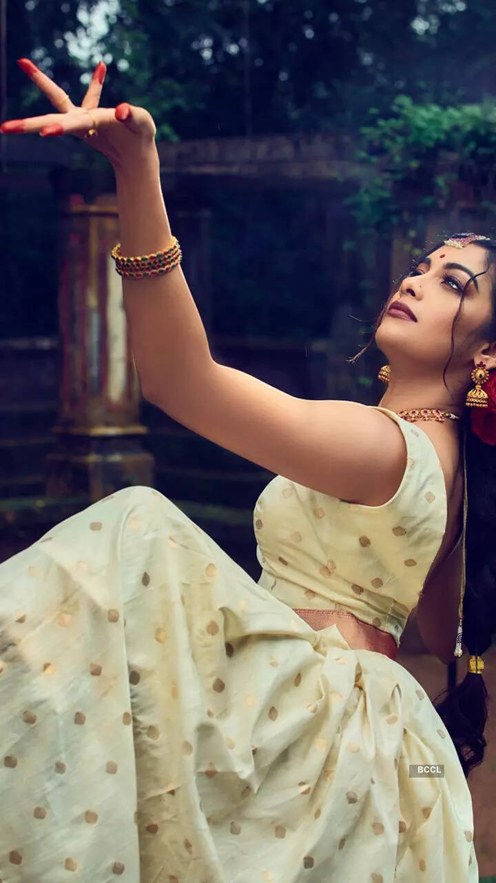 Bigg Boss Malayalam winner Dilsha Prasannan stuns in her new 'Maa Kaali ...