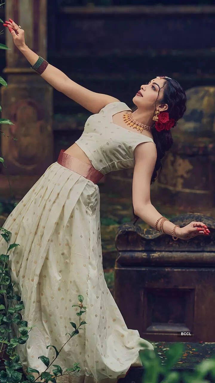 Bigg Boss Malayalam winner Dilsha Prasannan stuns in her new 'Maa Kaali ...