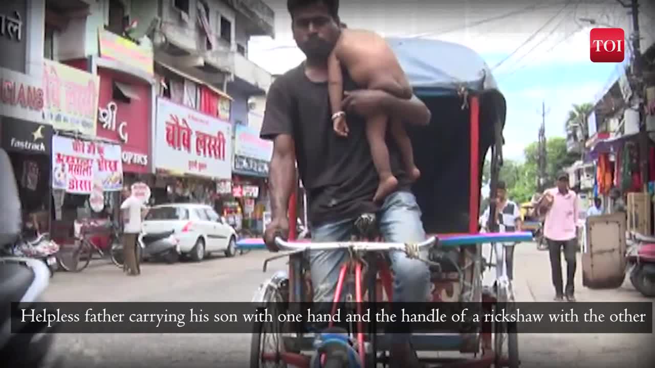 Watch: Helpless father who carries his child with one hand and drive ...