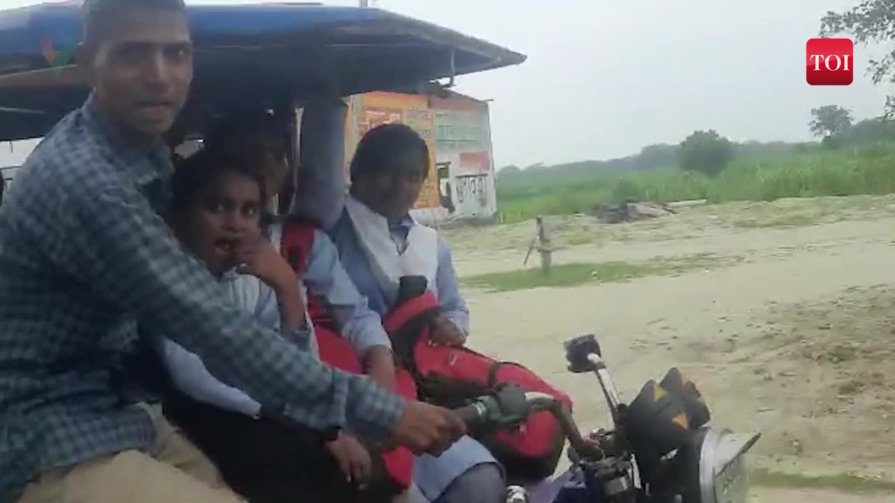 Watch: Viral Video of an overloaded e rickshaw