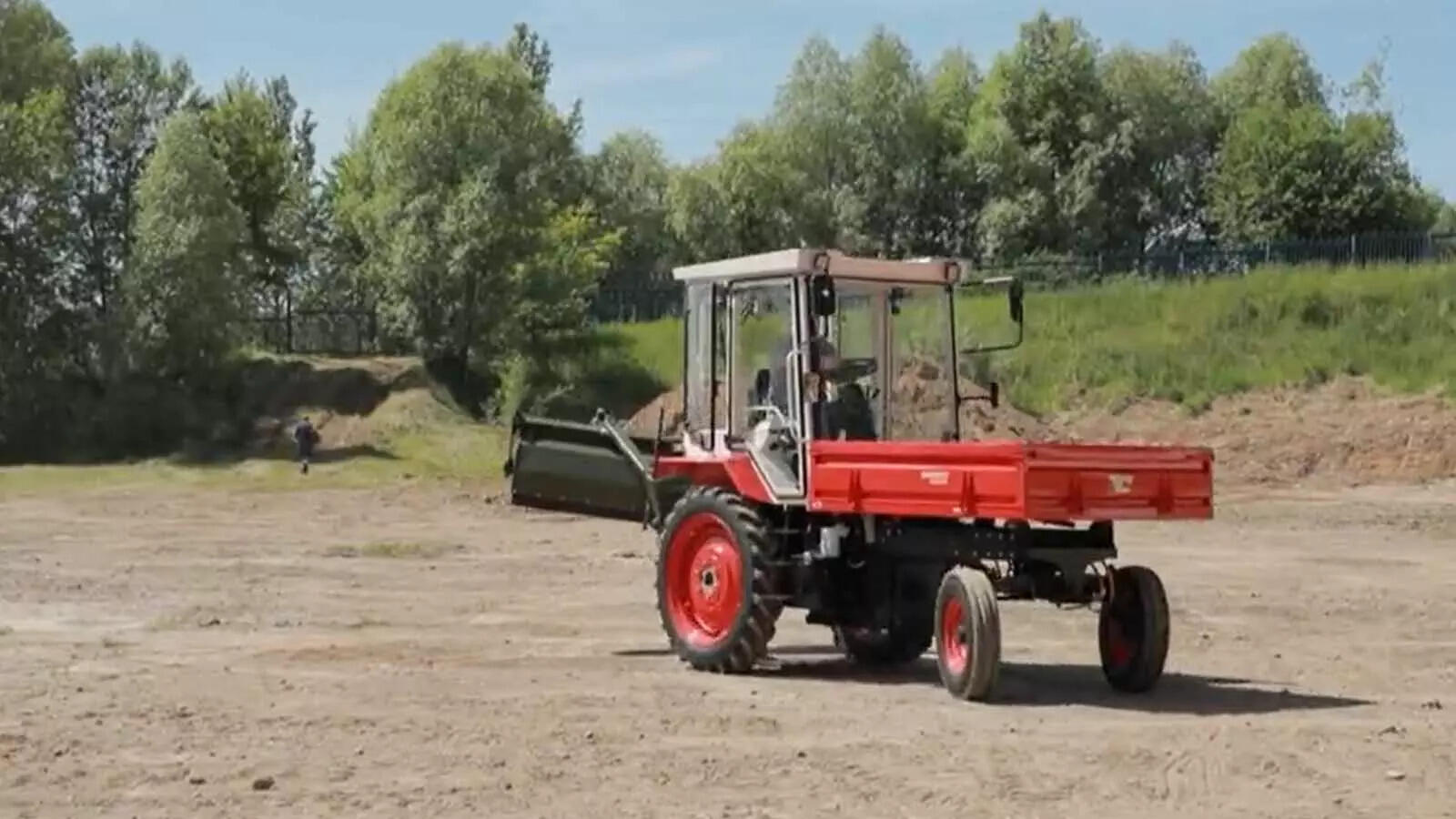 Russians develop a compact electric tractor