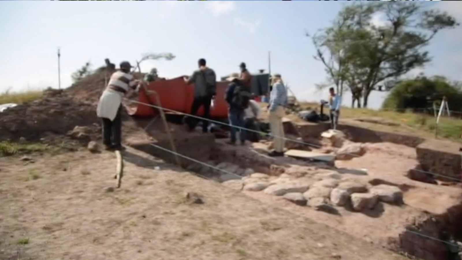 Scientists unearth ancient tomb in Peru