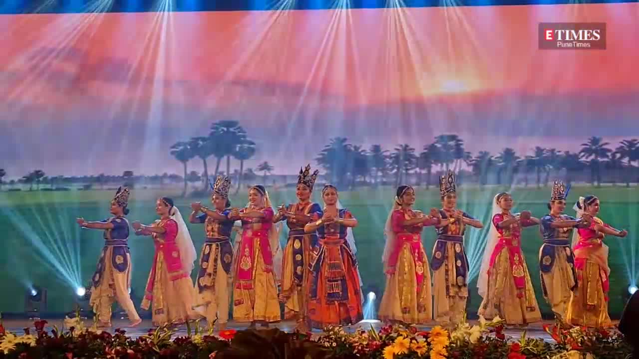 Various artiest performance on 'Mile Sur Mera Tumhara'