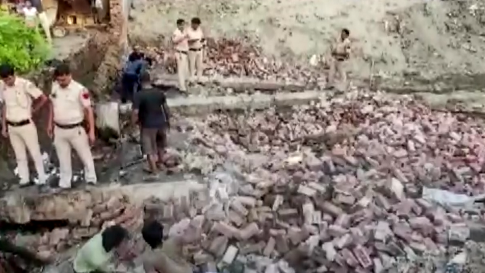 Delhi: Labourer dies after wall collapses at a construction site in Mustafabad