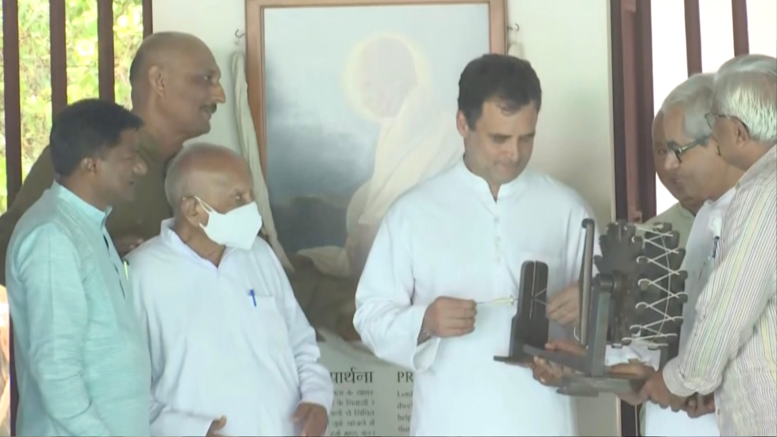 If you all fight, I guarantee Congress will form govt in Gujarat: Rahul ...