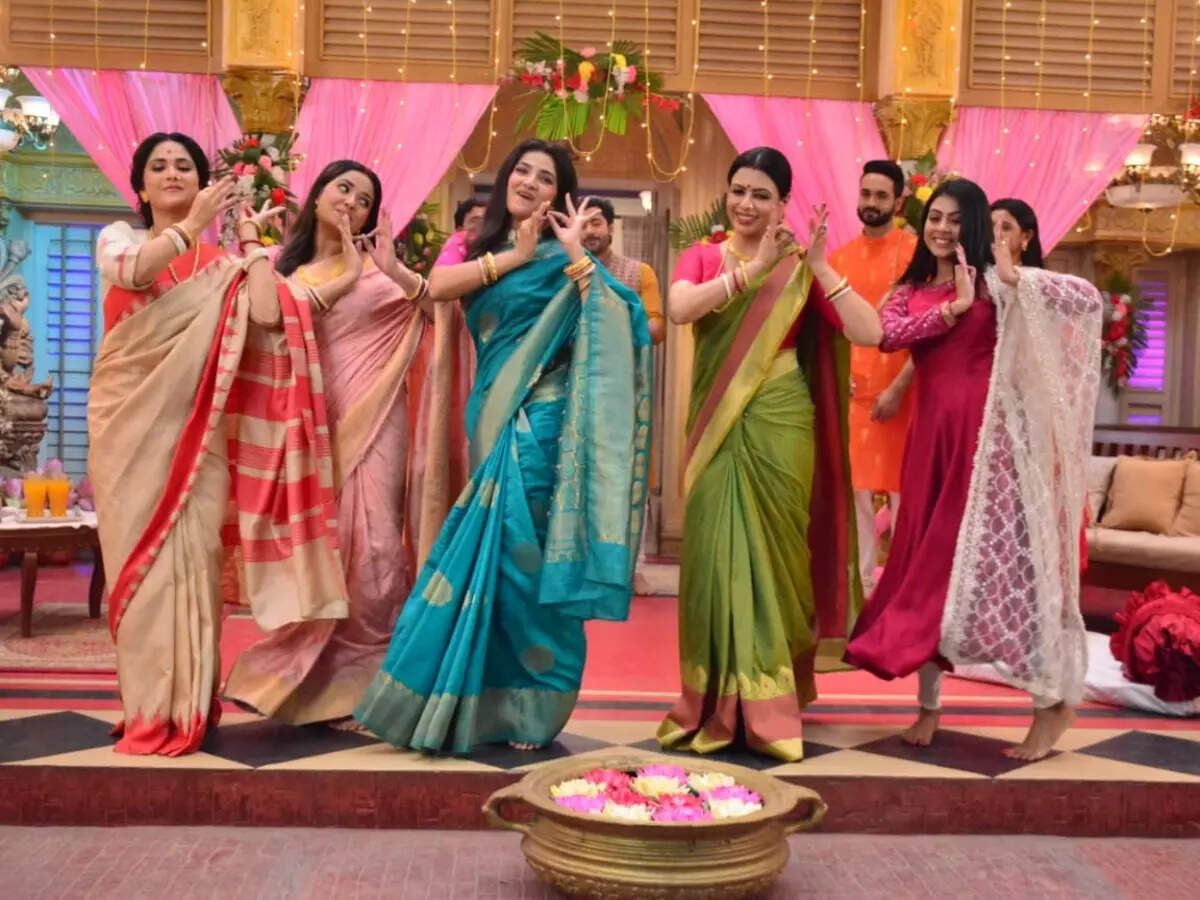 Team ‘Pilu’ has a gala time shooting for Ranja-Mallar’s mehendi ...