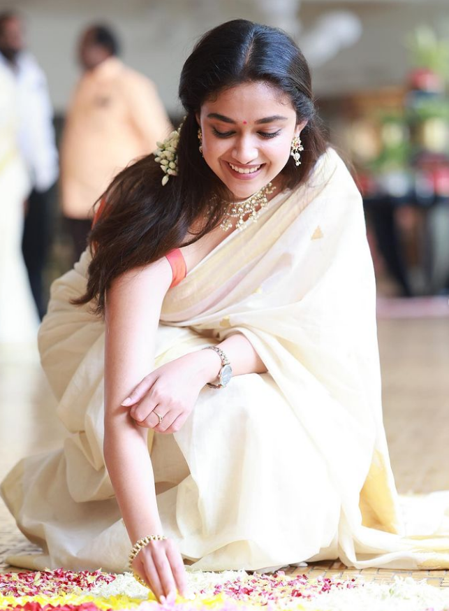 In Pics: Keerthy Suresh celebrates Onam with the cast of 'Maamanan ...