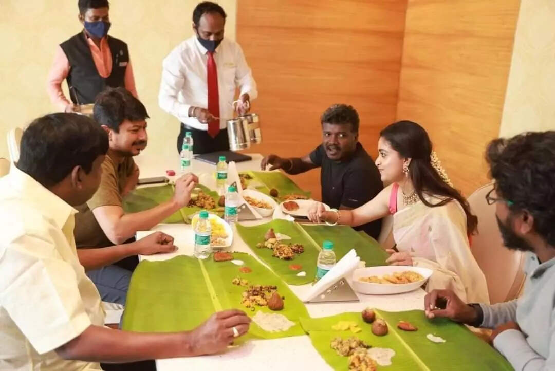 In Pics: Keerthy Suresh celebrates Onam with the cast of 'Maamanan ...