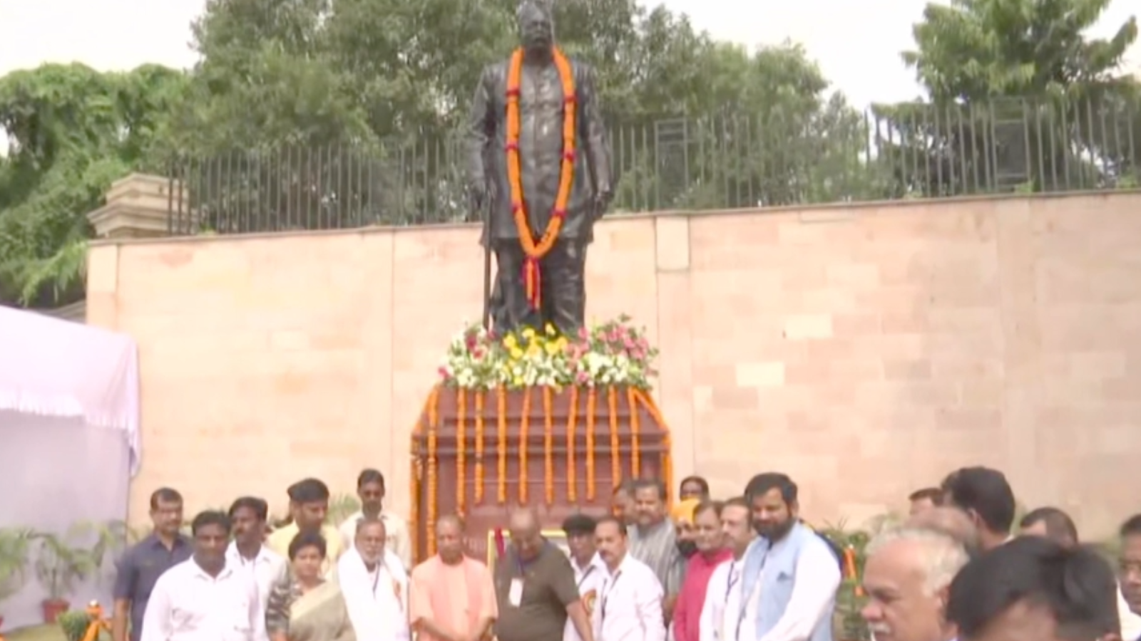 UP CM Yogi pays floral tribute at statue of Pandit Ballabh Pant in Lucknow