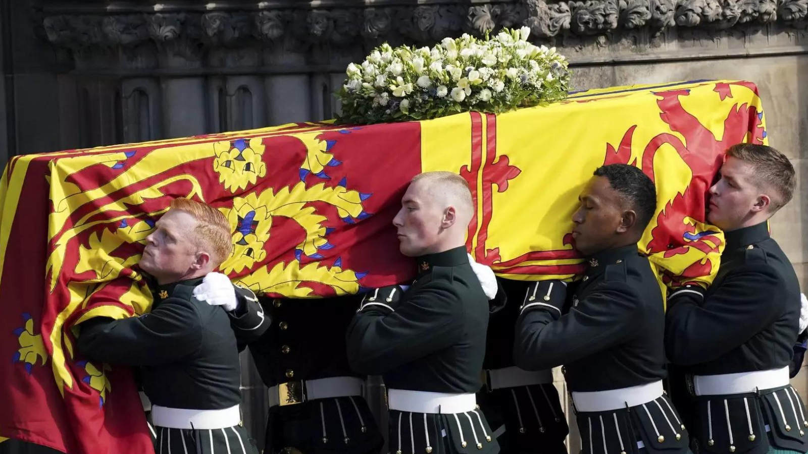 UK: Royals walk behind Queen's coffin procession in Edinburgh