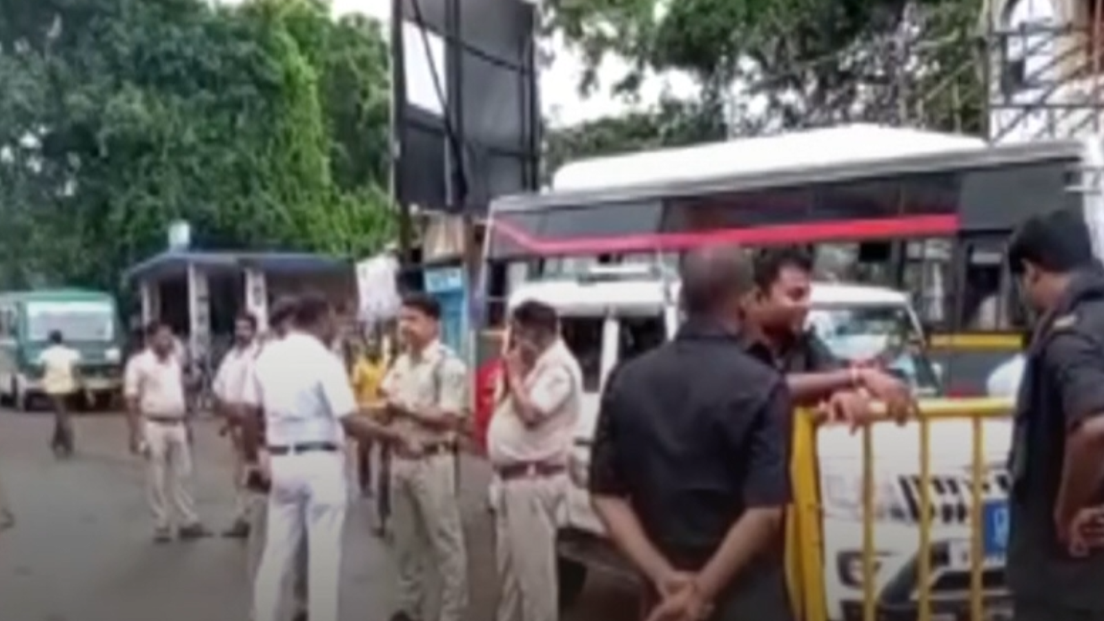 WB Nabanna March: Police barricade paths to railway stations in Durgapur