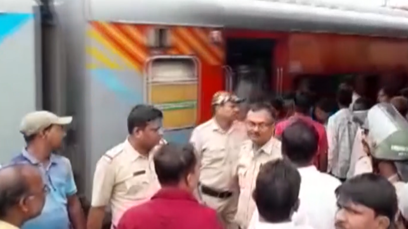 WB Nabanna March: Scuffle breaks out between BJP workers, Police outside Bolpur Railway Station