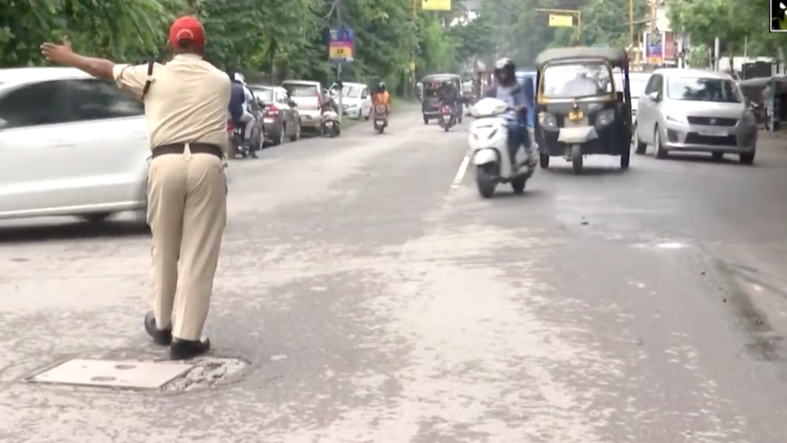 Home Guard wins hearts with his unique moves at traffic signals in Dehradun