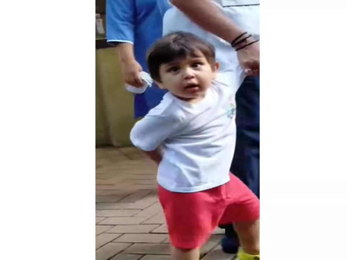 Kareena Kapoor's son Jeh curiously stares at the shutterbugs - Watch | Hindi Movie News - Times ...