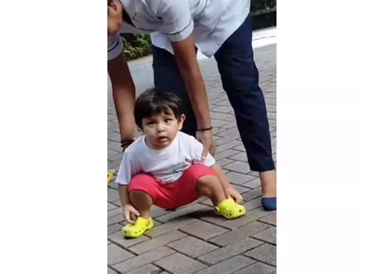 Kareena Kapoor's son Jeh curiously stares at the shutterbugs - Watch ...