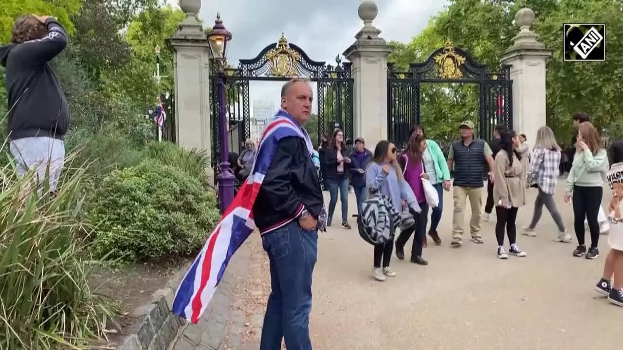 UK Massive crowd gathers to pay tribute to Queen Elizabeth II in London