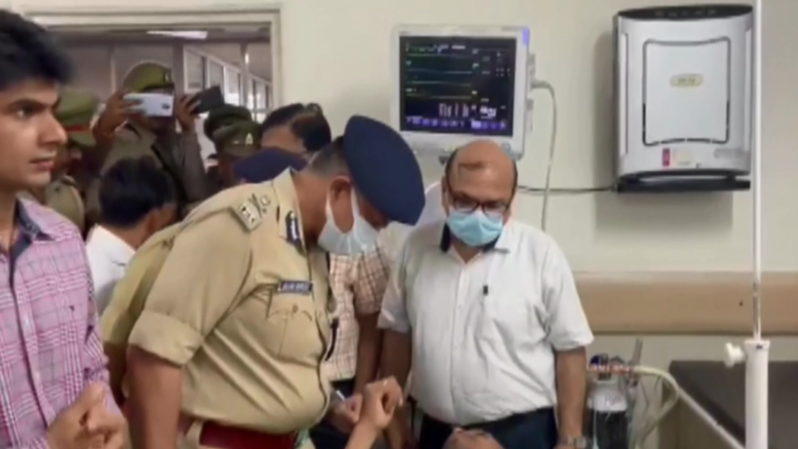 Jal Vayu Vihar wall collapse DM Suhas LY, Noida CP Alok Singh meet injured persons