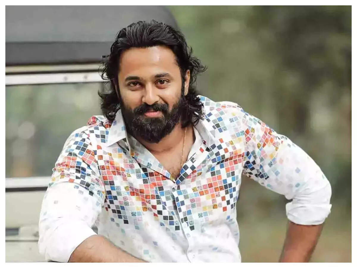 Makers of ‘Malikappuram’ launch the first look poster on Unni Mukundan ...