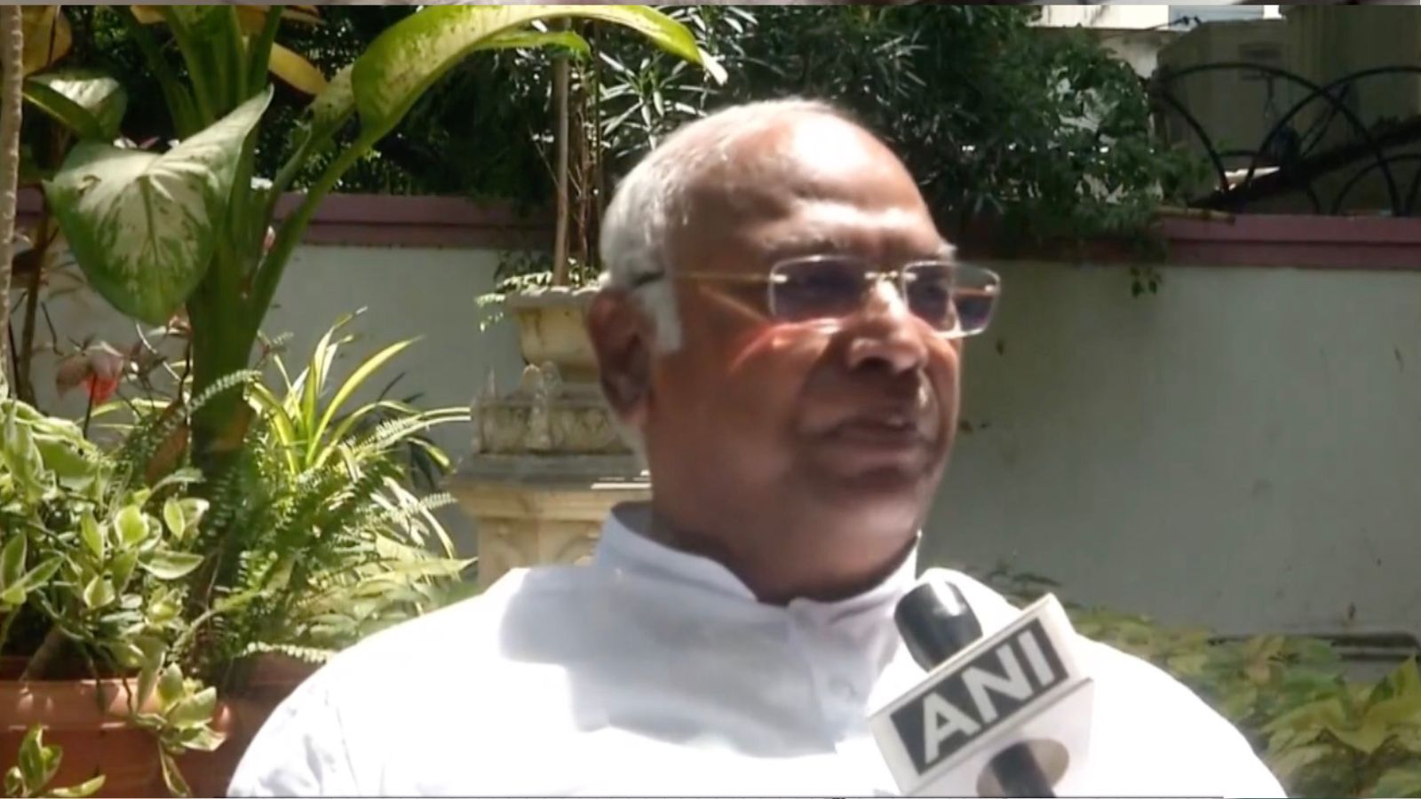 Mallikarjun Kharge urges Rahul Gandhi to take up Congress President’s post