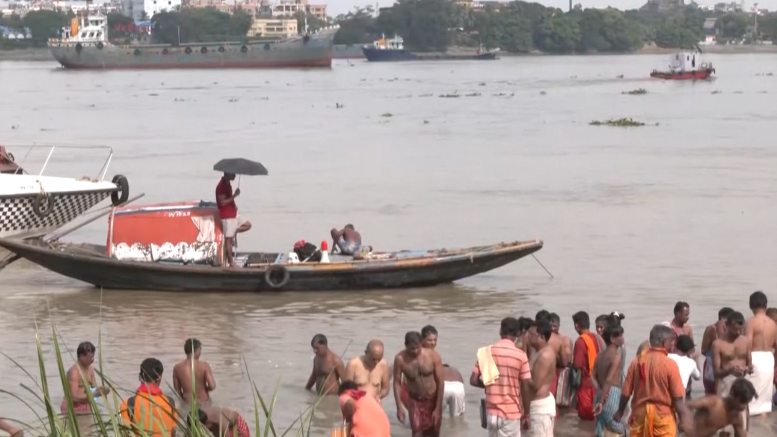 Kolkata: Devotees offer ‘Pind Daan’ on last day of ‘Pitru Paksha’