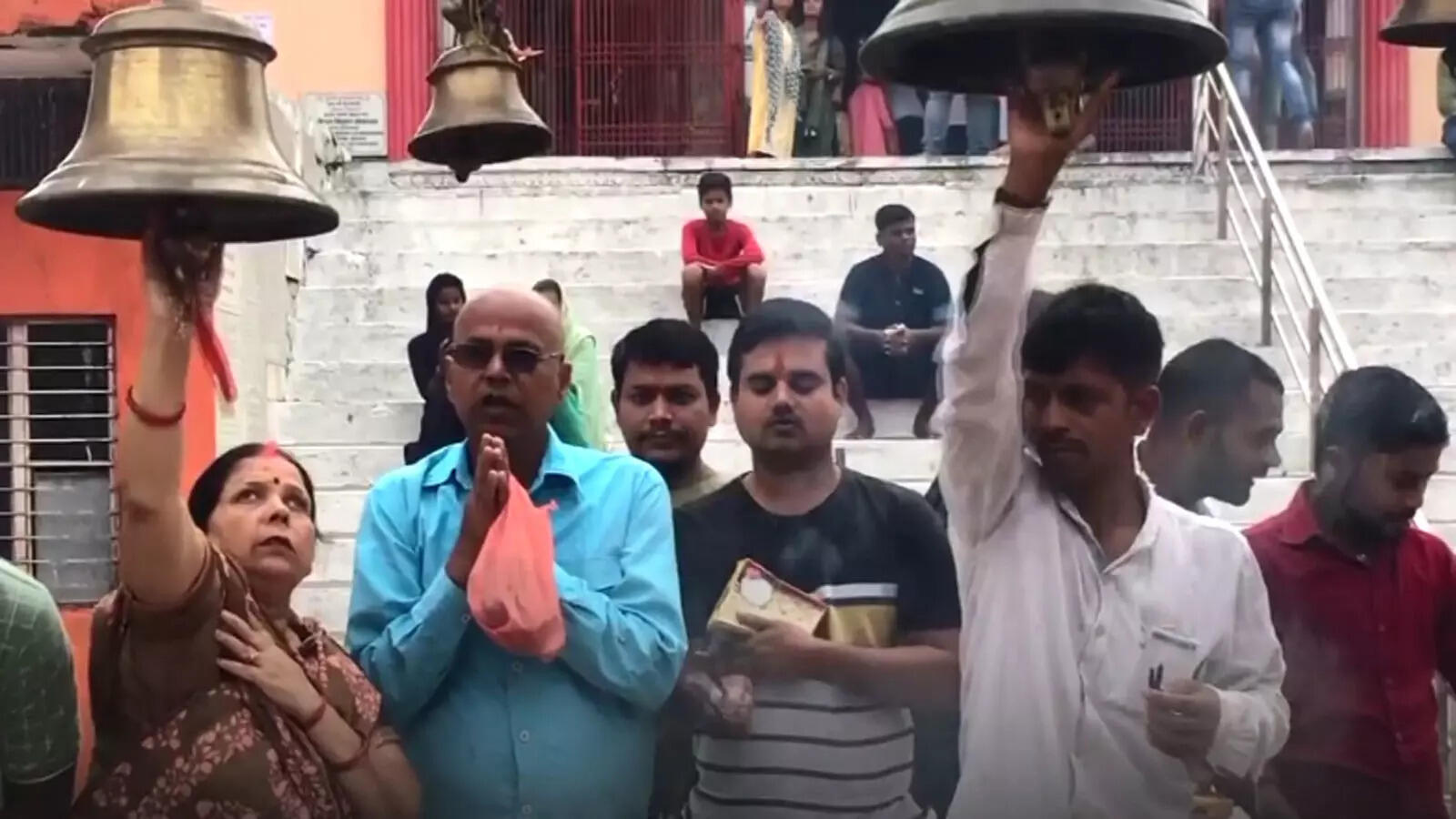 Ayodhya: Devotees offer prayers to Goddess Durga on first day of Navratri