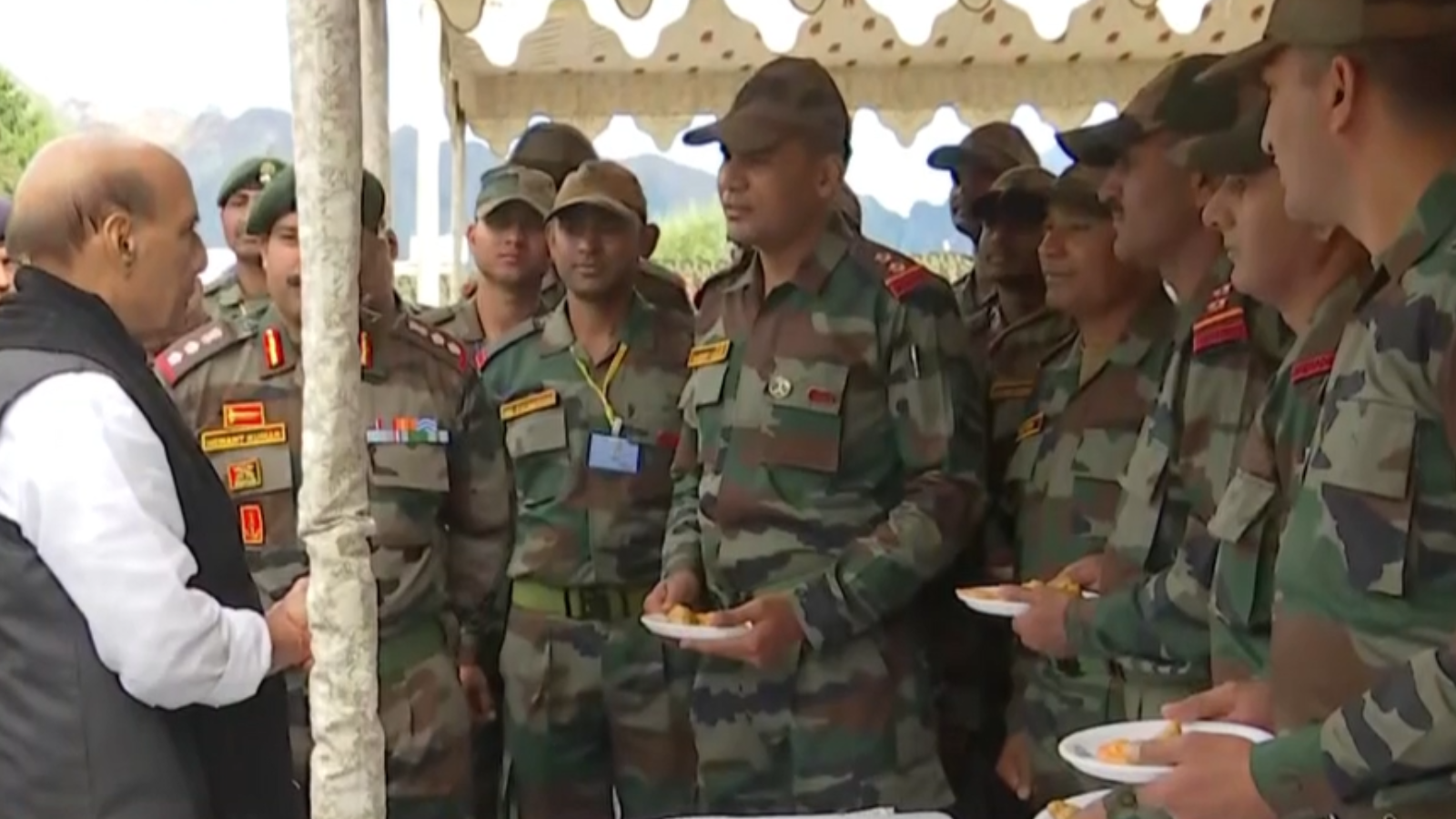 Uttarakhand: Rajnath Singh interacts with Army jawans at Auli Military ...
