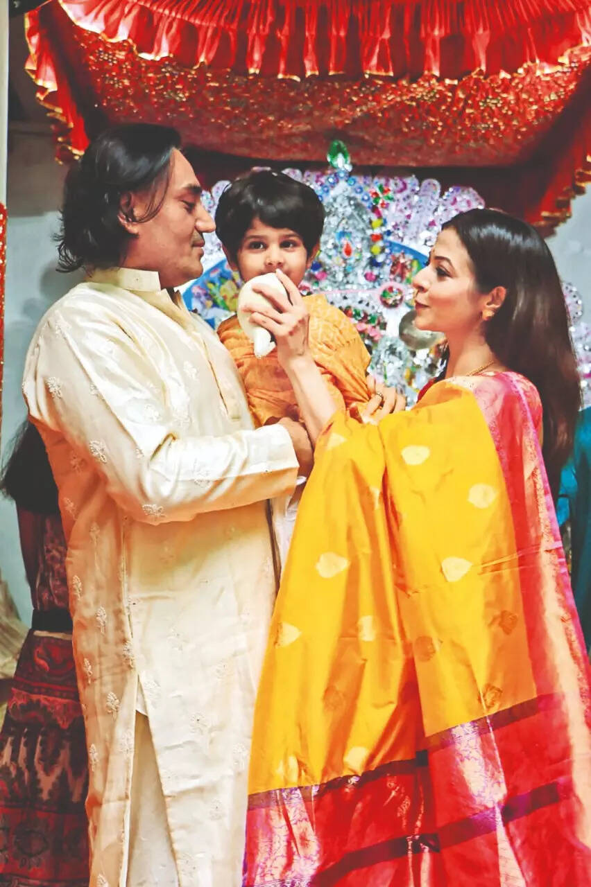 Adda, pandal-hopping & family time: Durga Puja 2022 is a hit with ...