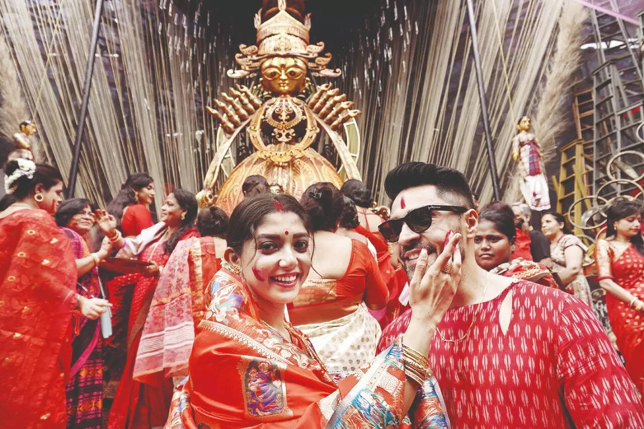 Adda, pandal-hopping & family time: Durga Puja 2022 is a hit with ...