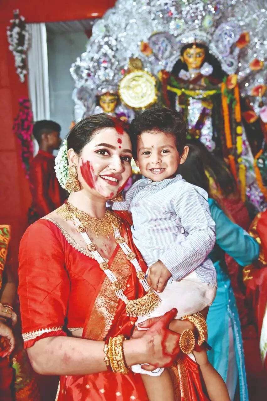 Adda, pandal-hopping & family time: Durga Puja 2022 is a hit with ...