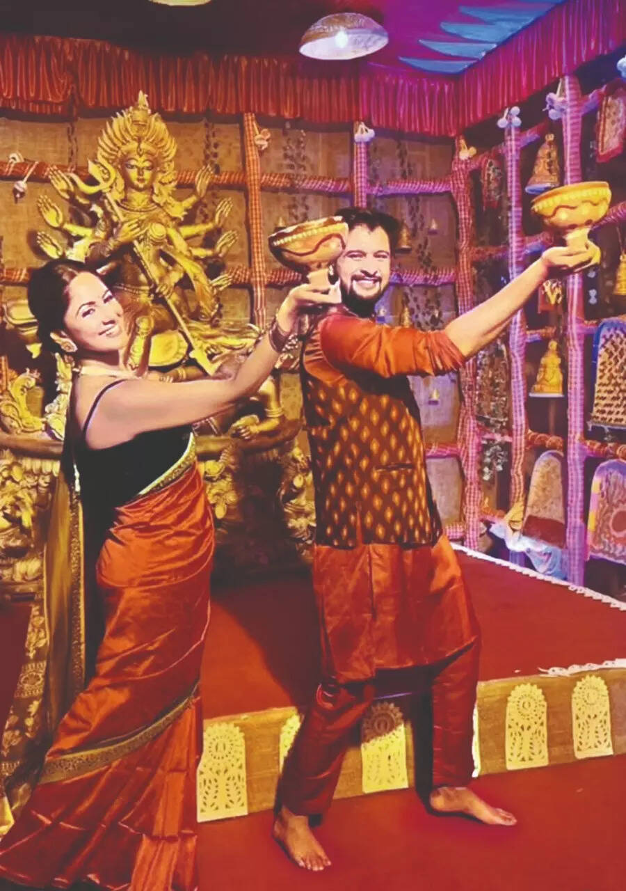 Adda, pandal-hopping & family time: Durga Puja 2022 is a hit with ...