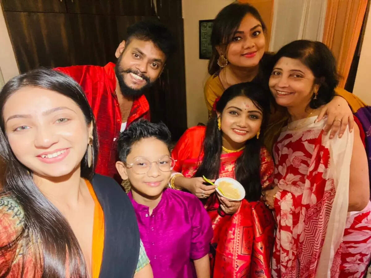 Alokananda Guha celebrates Lokkhi Pujo - Times of India
