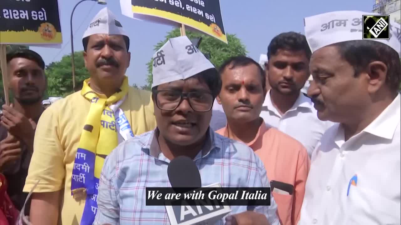 Delhi: AAP workers protest outside NCW Chairperson’s office Delhi: AAP workers protest outside NCW Chairperson’s office