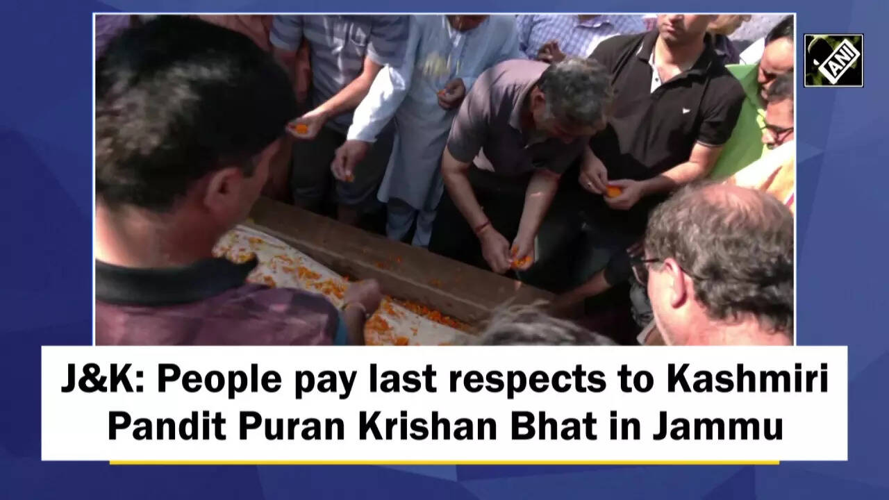 puran krishan bhat: J&K: People pay last respects to Kashmiri Pandit ...