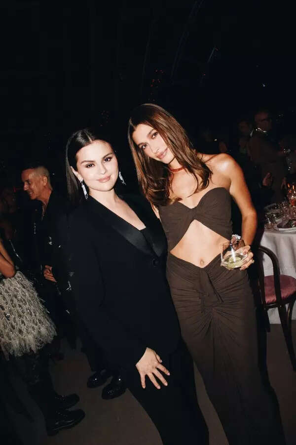 Selena Gomez and Hailey Bieber's pictures from the Academy Museum Gala ... Selena Gomez and Hailey Bieber's pictures from the Academy Museum Gala ...