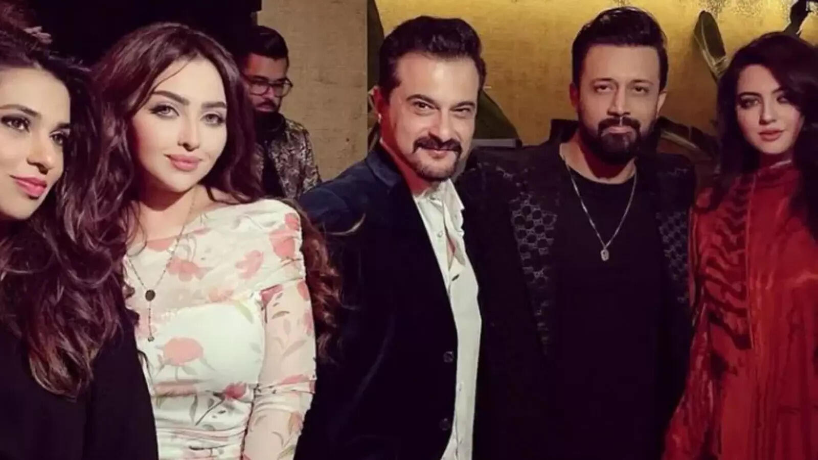 Viral! Pakistani singer Atif Aslam and his wife Sara Bharwana attend ...