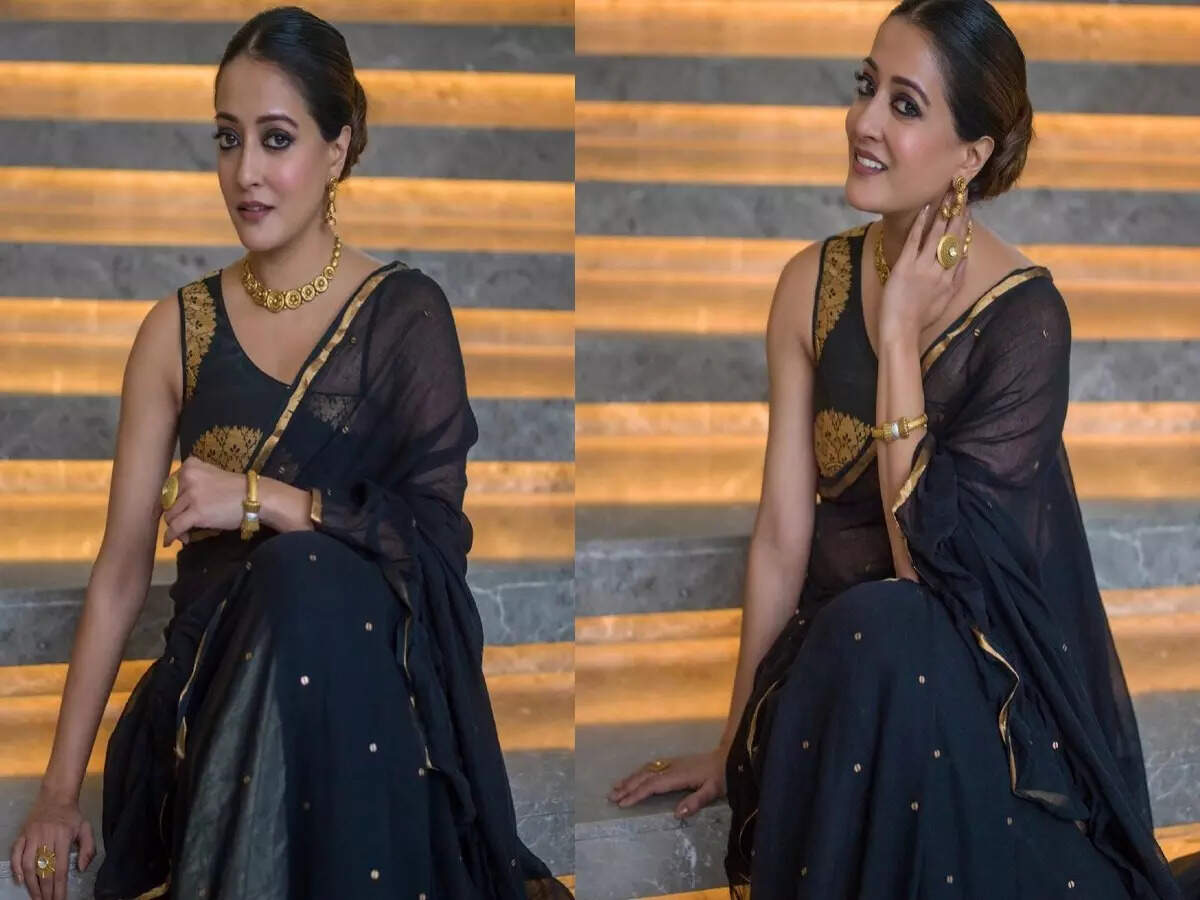 This Diwali dazzle in your gorgeous saree looks like Raima Sen