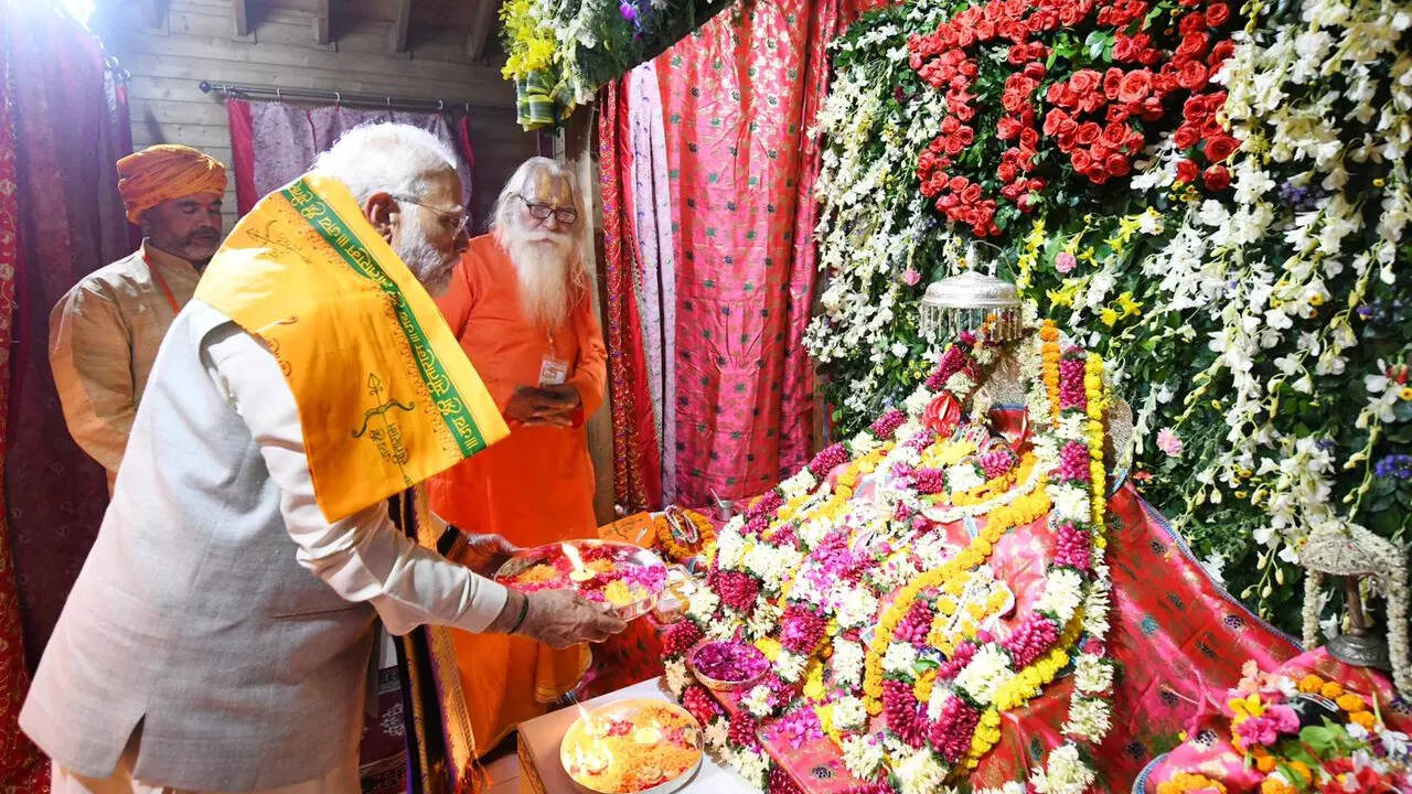 PM Narendra Modi visits Ayodhya , participates in Deepotsav