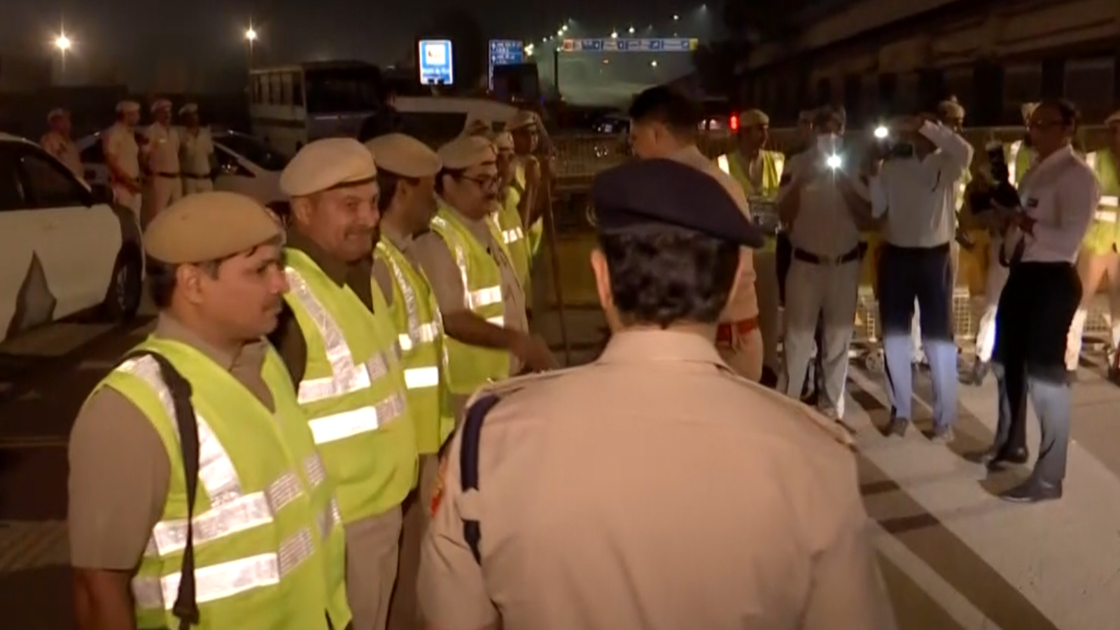 Diwali 2022: Delhi CP distributes sweets among police personnel ...