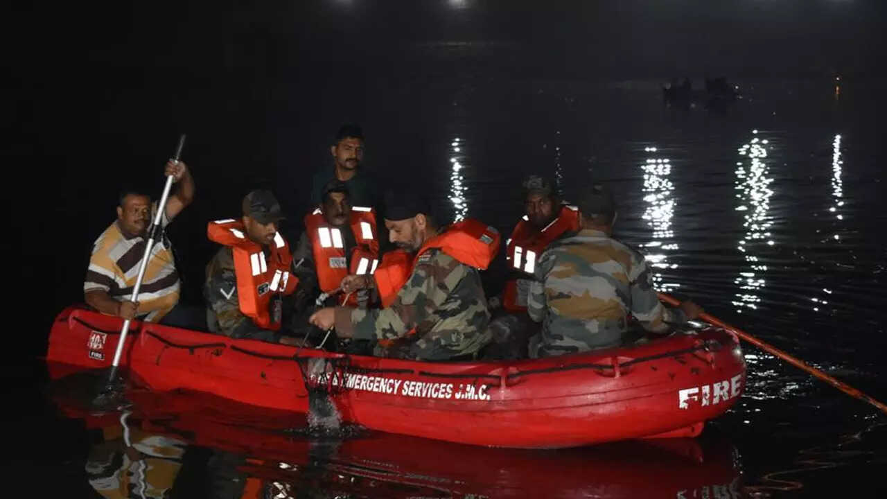 Gujarat: 12 members of BJP MP's family dead in Morbi bridge collapse ...