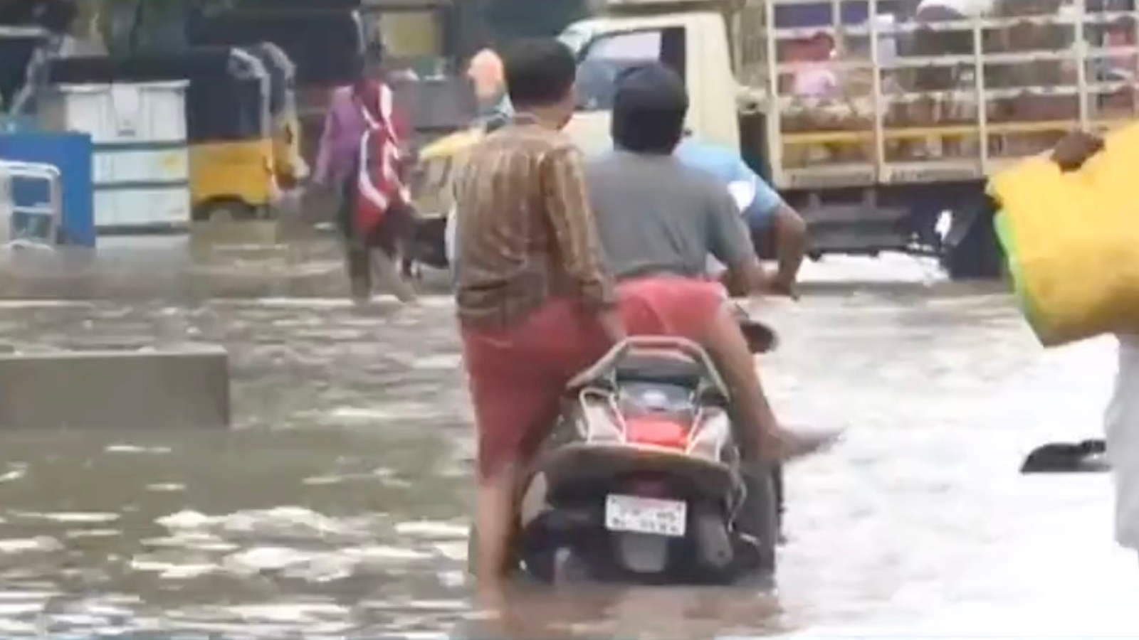 Heavy rains lash Chennai, schools remain shut