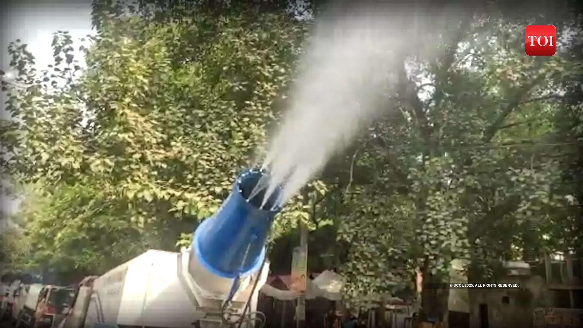 Anti-smog machines deploys on roads to control Delhi's pollution