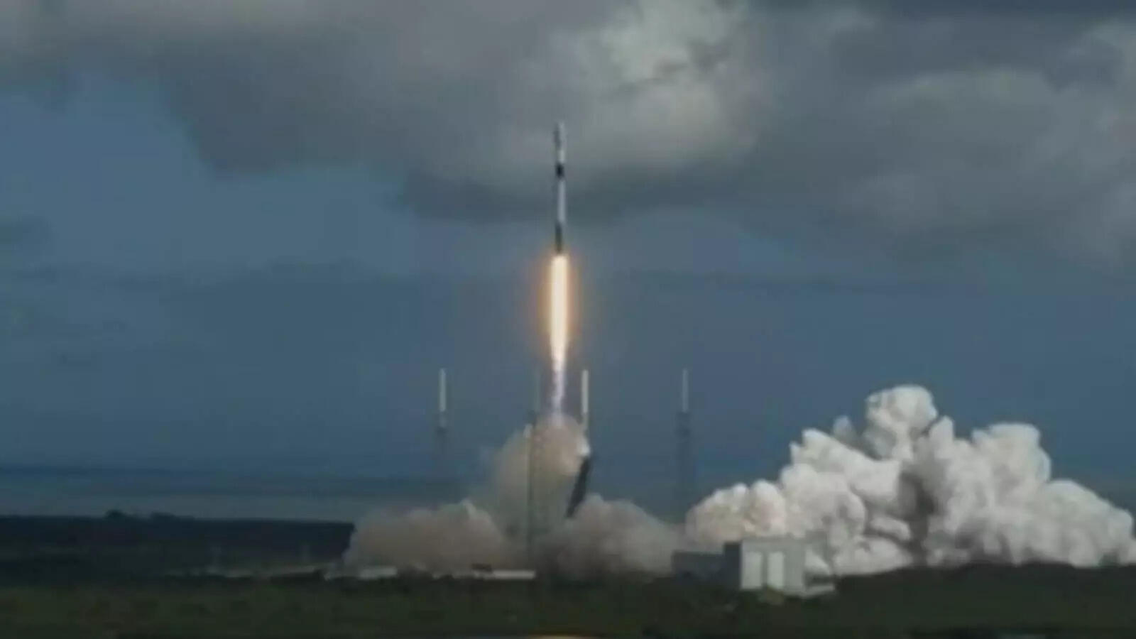 SpaceX launches communications satellites